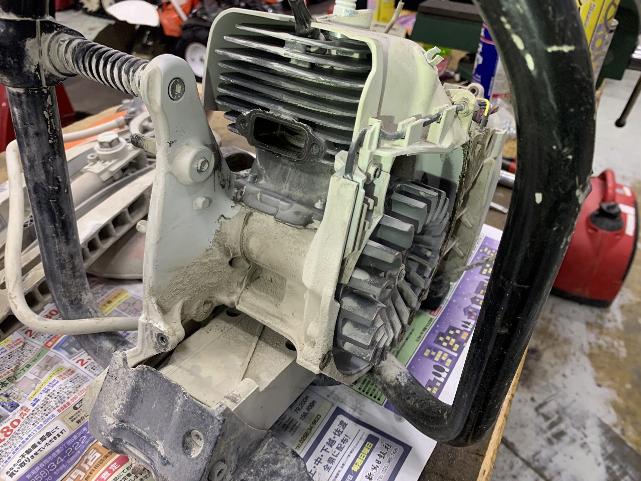 STIHL TS480i タンクハウジング交換 ｜修理ブログ｜プラウ PLOW